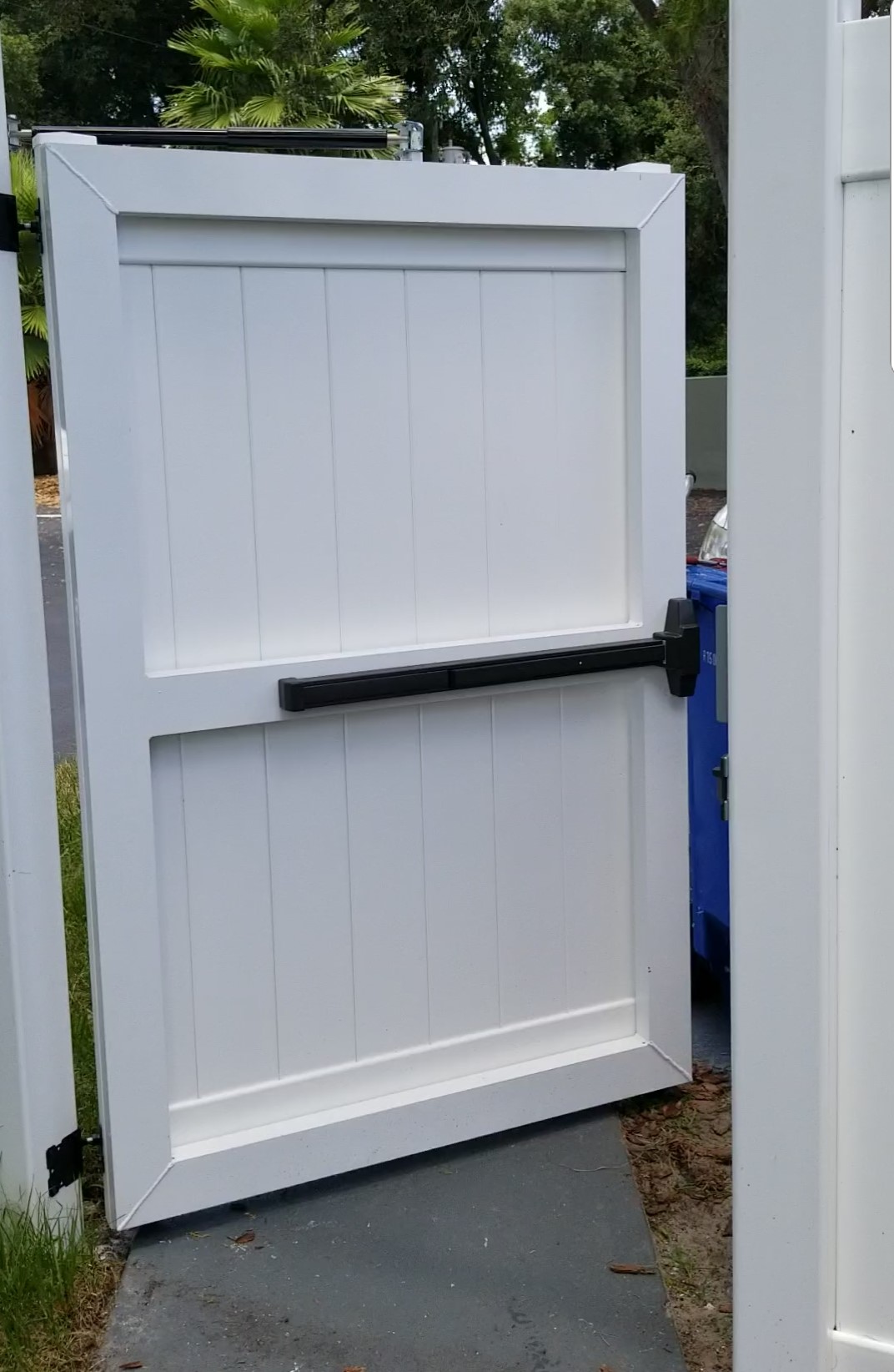 Installation of a crash bar with a hydraulic gate closer on top ...